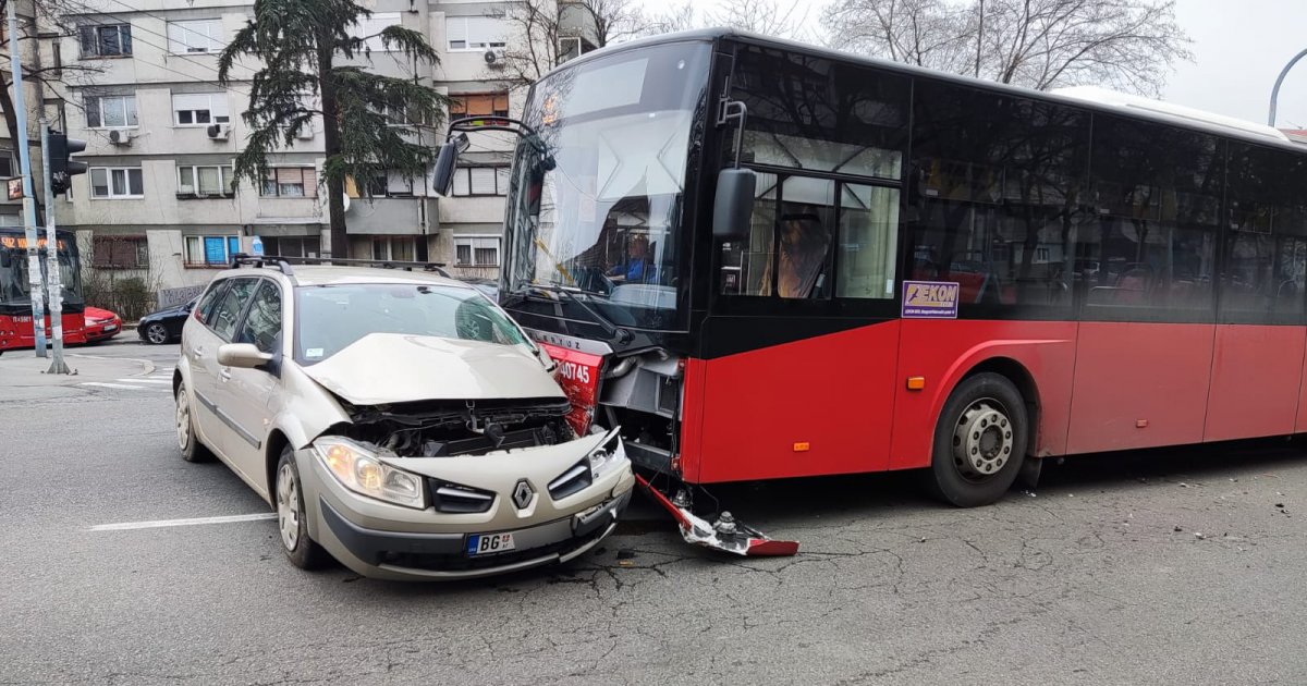 Sudar autobusa i automobila na Kanarevom brdu, ima povređenih - Telegraf.rs