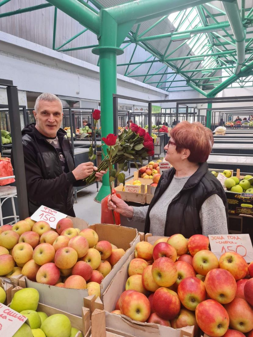 Beogradske pijace i ove godine čestitale 8. mart - Telegraf.rs