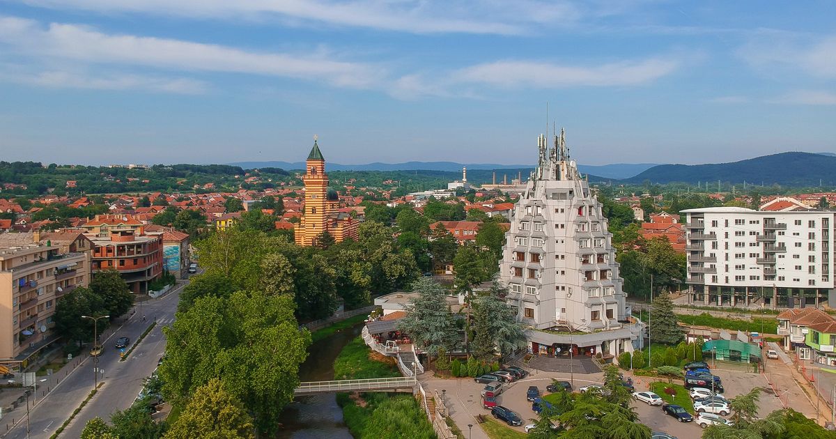 Strah u Paraćinu! "Stoji žena, priča na engleskom, deli flajere, a na ...