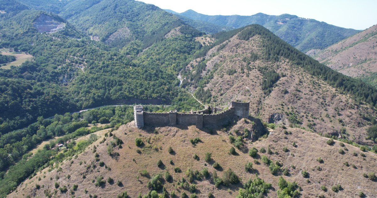 Mnogima se pripisuju zasluge za gradnju ovog utvrđenja koje je čuvalo ...