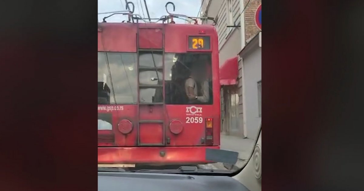 Poljupci u trolejbusu 29 - Telegraf.rs