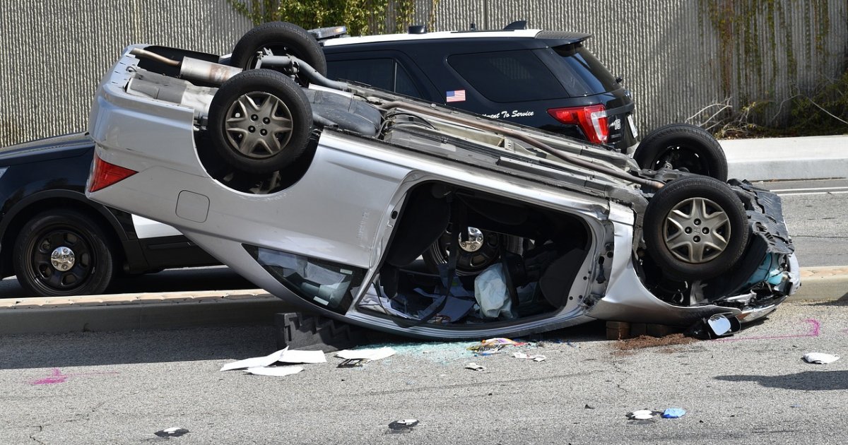 Užas u Kragujevcu: Automobil završio na krovu posle sudara - Vesti - Telegraf.rs