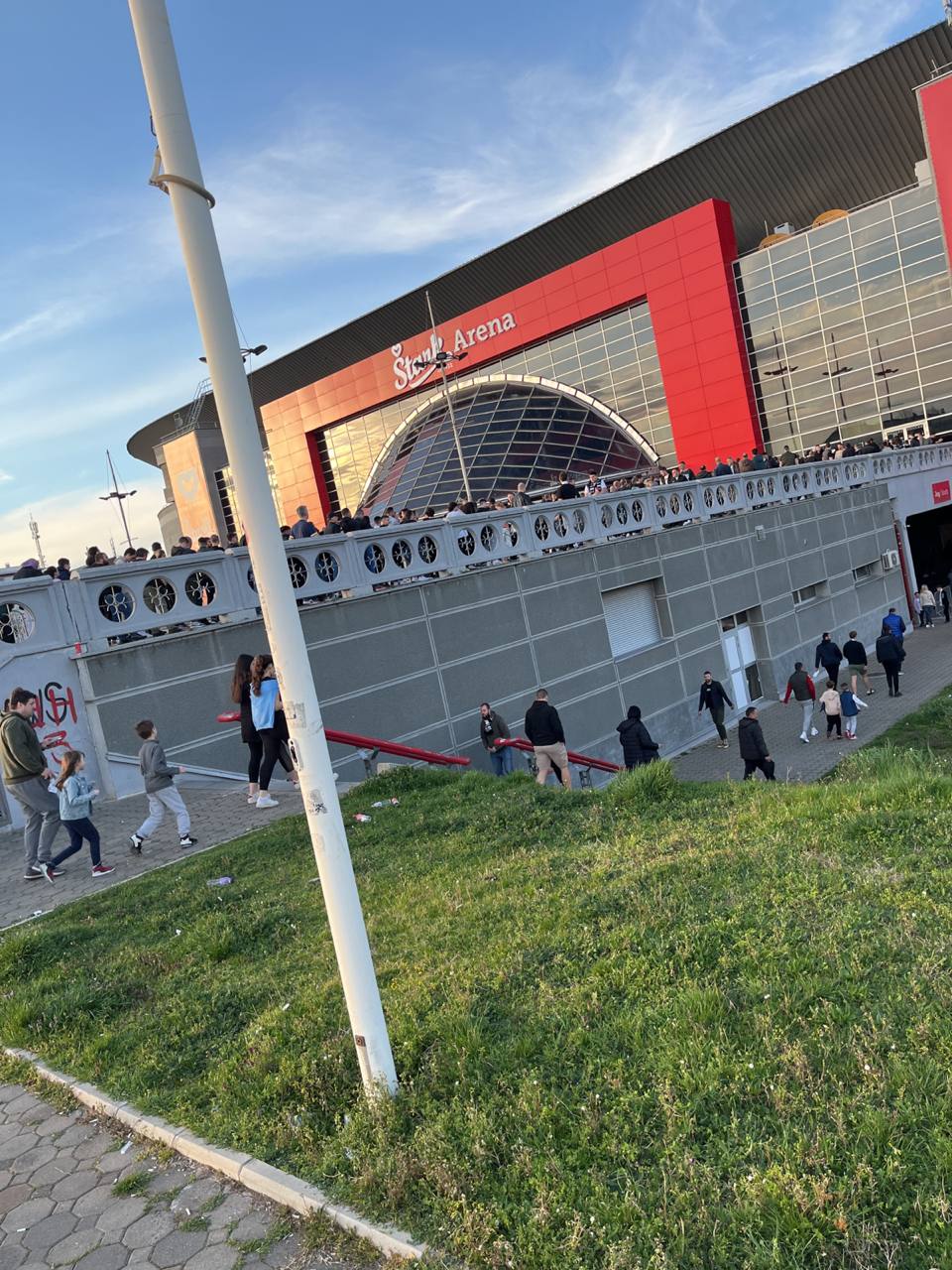 Ogromni redovi ispred Arene: Grobari pohrlili na meč Partizana i ...