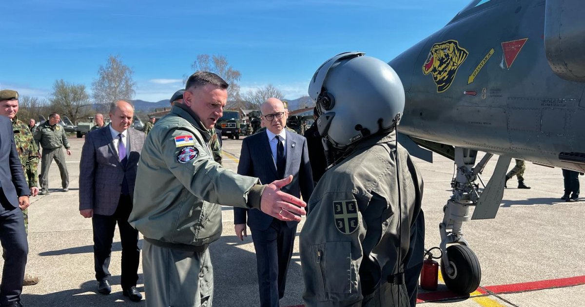 Ministar Vučević obišao 98. vazduhoplovnu brigadu - Telegraf.rs