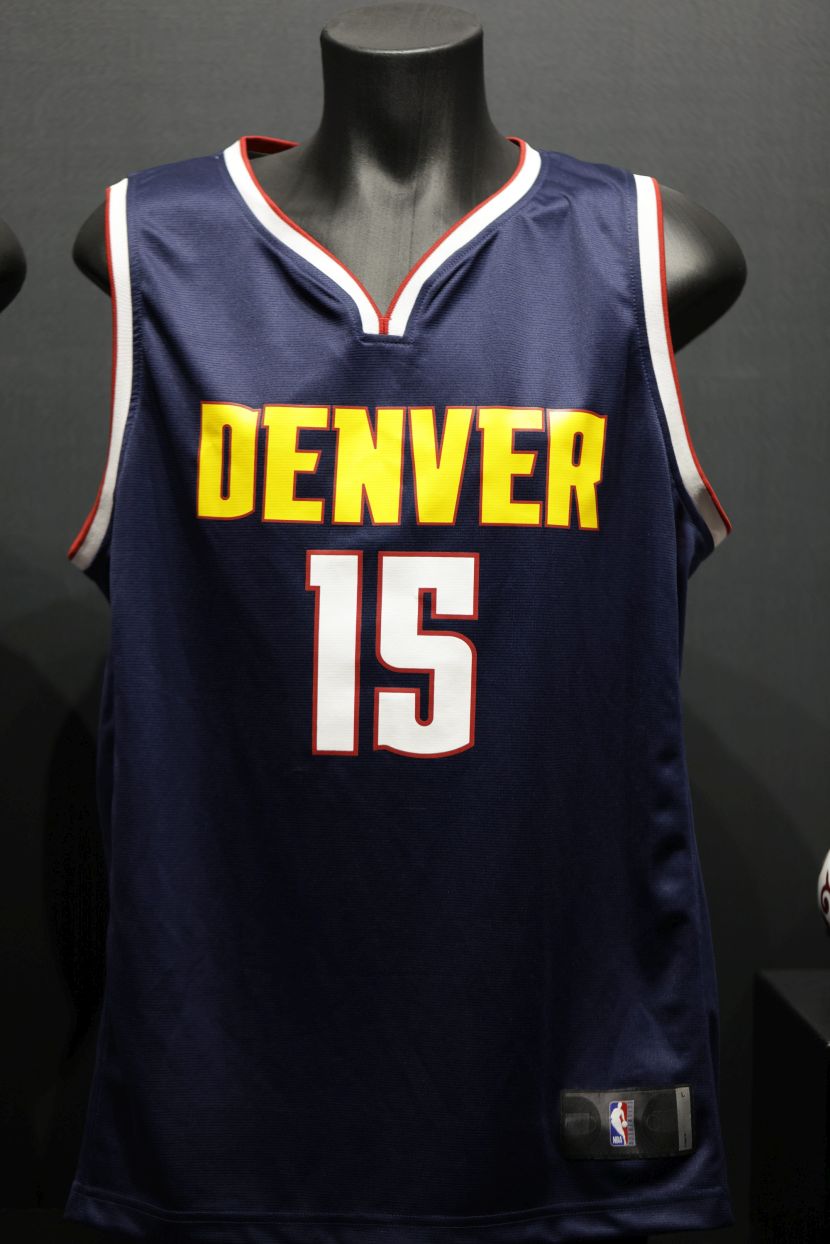 Dres Nikole Jokića prodat za blizu tri miliona dinara na humanitarnoj aukciji Fondacije Humana ...