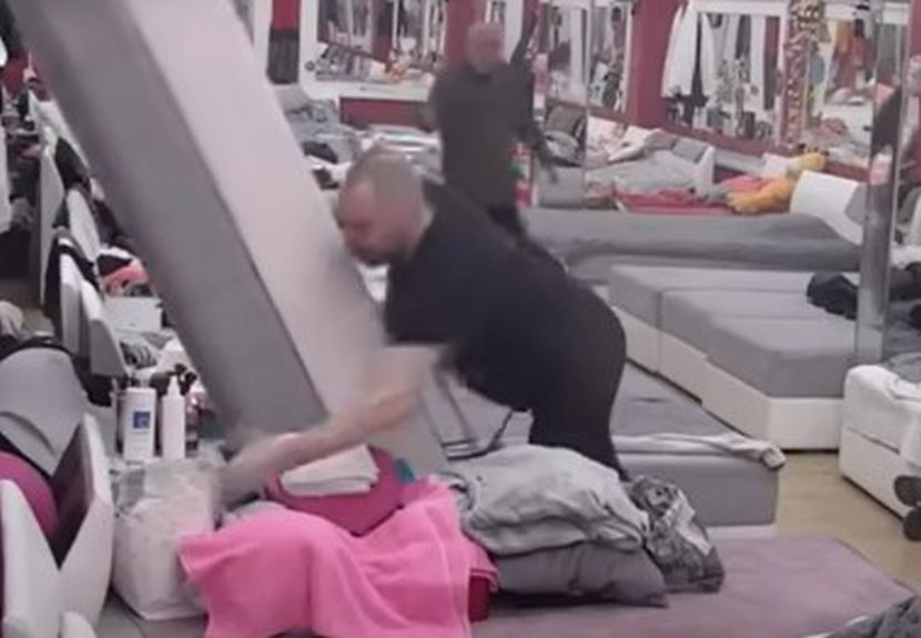 Zvezdan se pesnicama zaleteo na Anu, pa joj izvrnuo krevet - Telegraf.rs