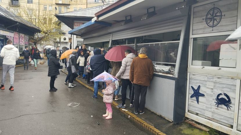 Na beogradskim pijacama veliki redovi ispred ribarnica - Telegraf.rs