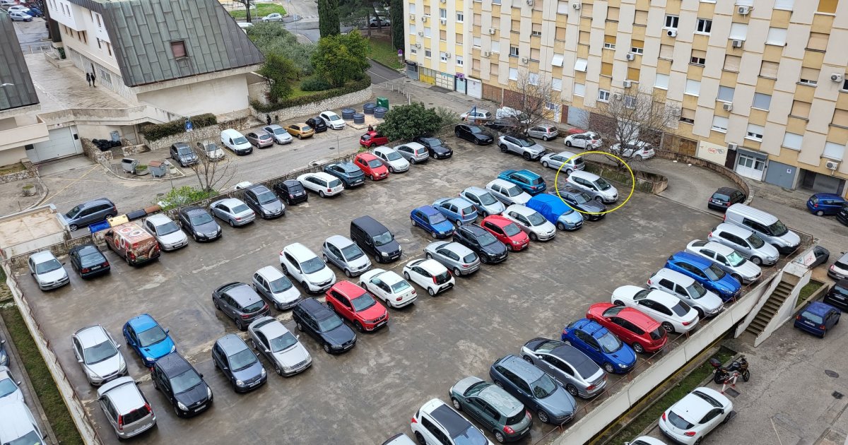 Autom na 15 sati blokirala parking i zarobila 30 vozila: Pogledajte na fotografiji kako je ...