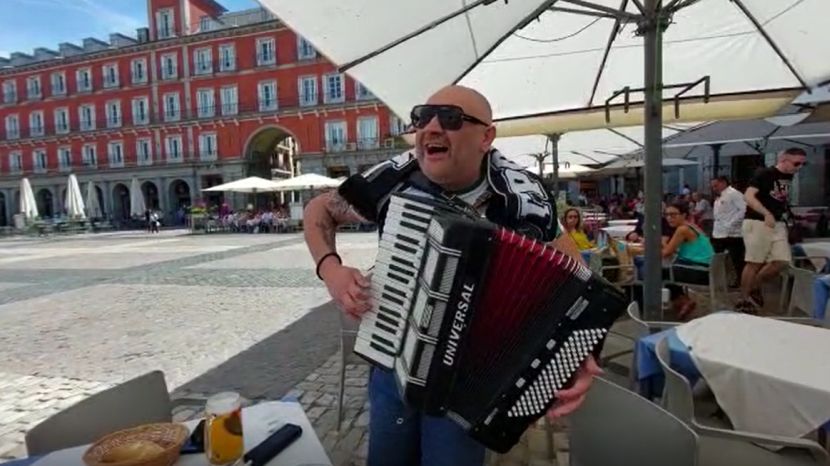 Grobar na harmonici zasvirao pesmu Partizana u Madridu - Telegraf.rs