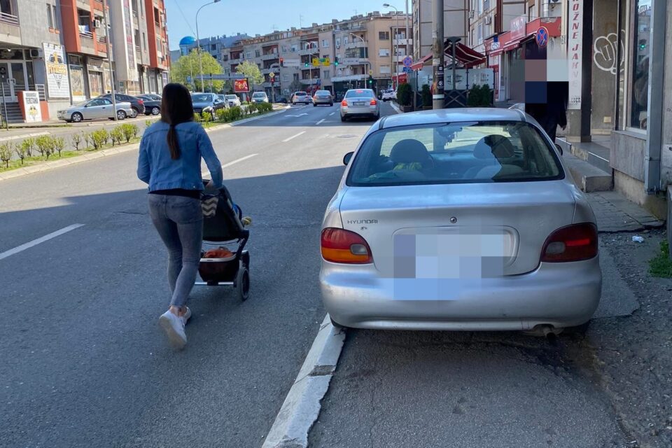 Bahato na Voždovcu: Kuda da prođu kolica sa blizancima ako je s jedne ...