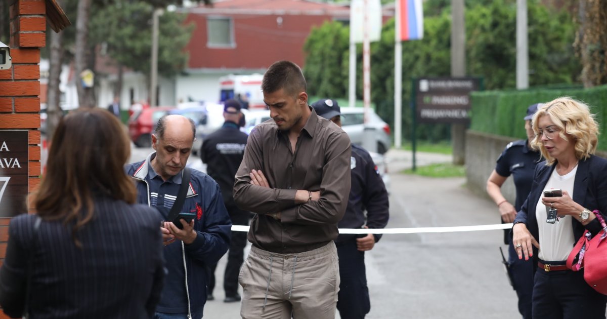 Vujadin Savić ispred škole u kojoj je devojčica izbola nastavnicu ...