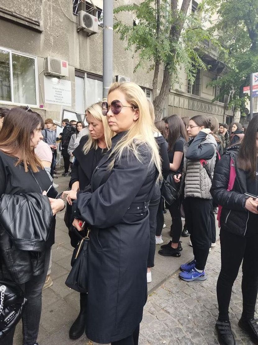 Olja Karleuša upalila sveću za tragično nastradalu decu na Vračaru ...