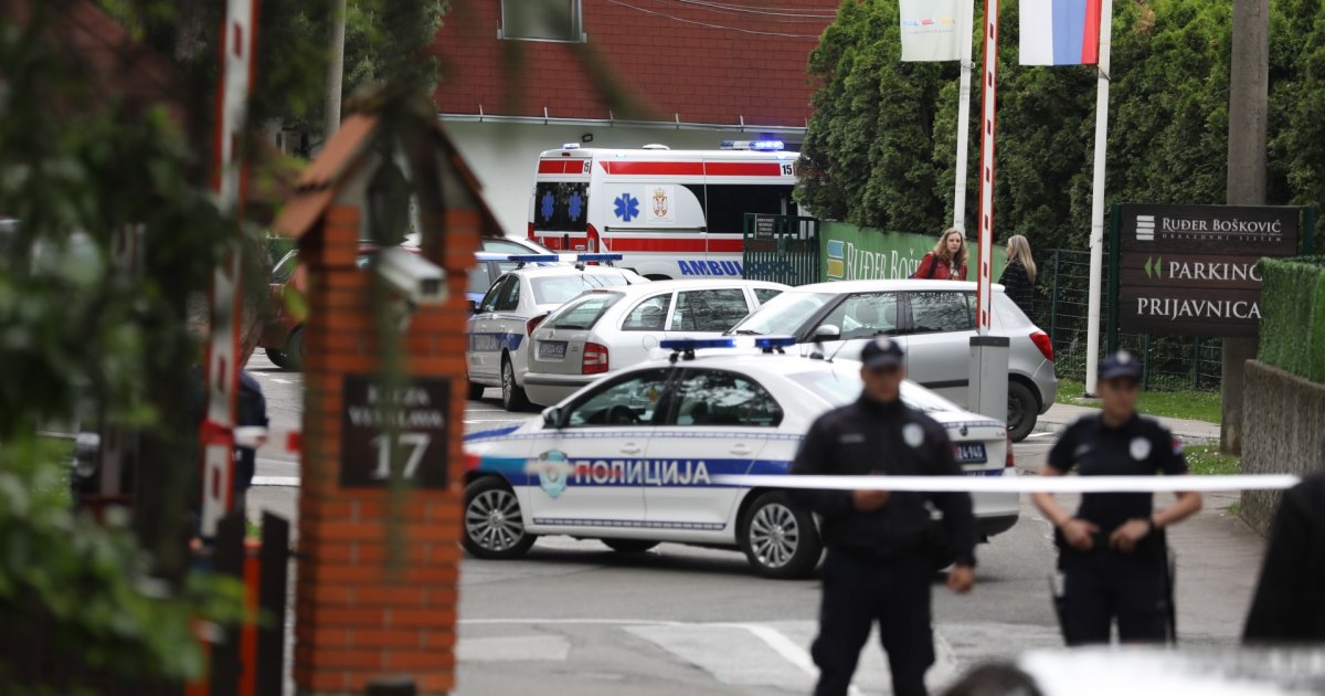 Prve slike ispred škole "Ruđer Bošković" - Telegraf.rs