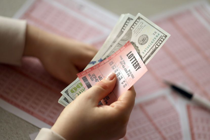 Bacila loto listić u kantu - Telegraf.rs