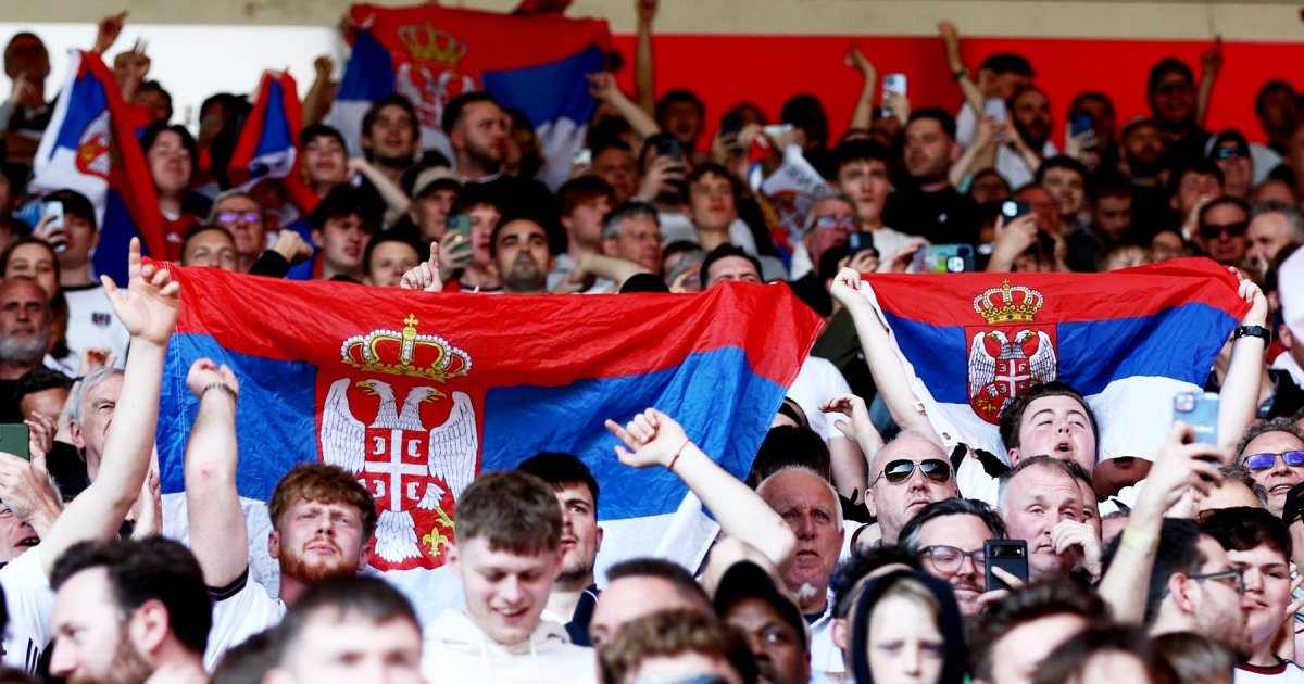 Englezi svi sa zastavama Srbije: Evo zbog čega su se na Ostrvu vijorile ...