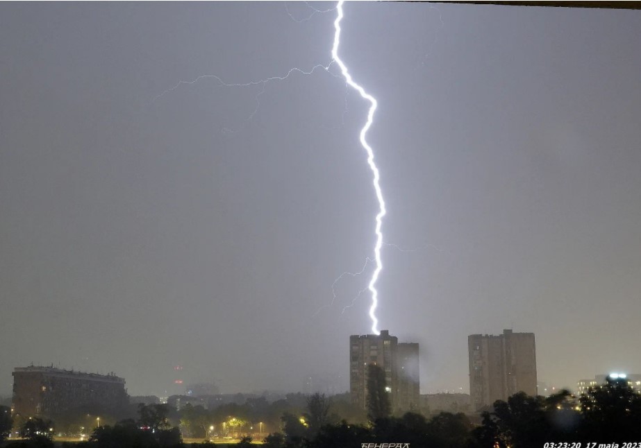 Snimak munje na nebu iznad Novog Beograda - Telegraf.rs