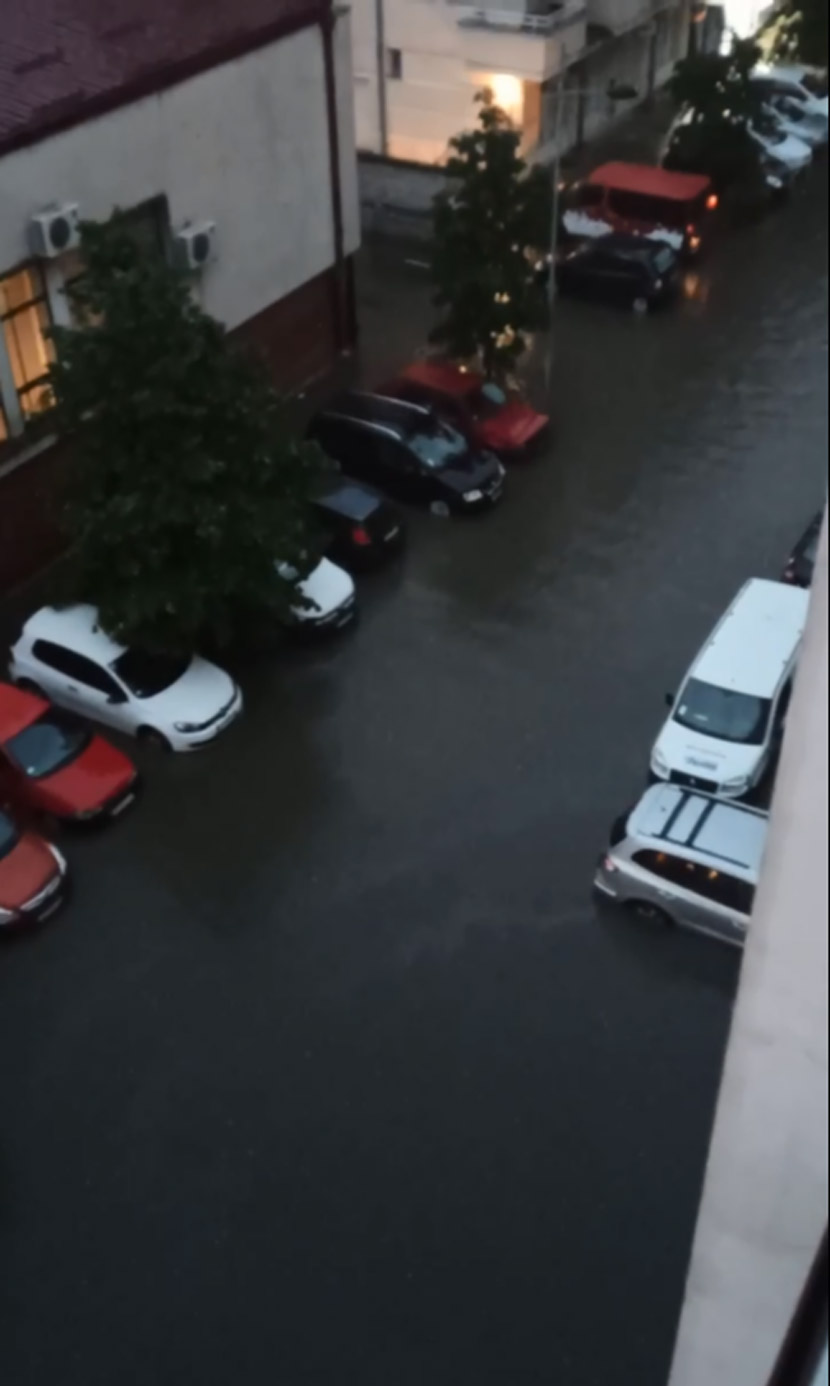 Pun Novi Sad kavaljera: Voda poplavila ulice - Telegraf.rs