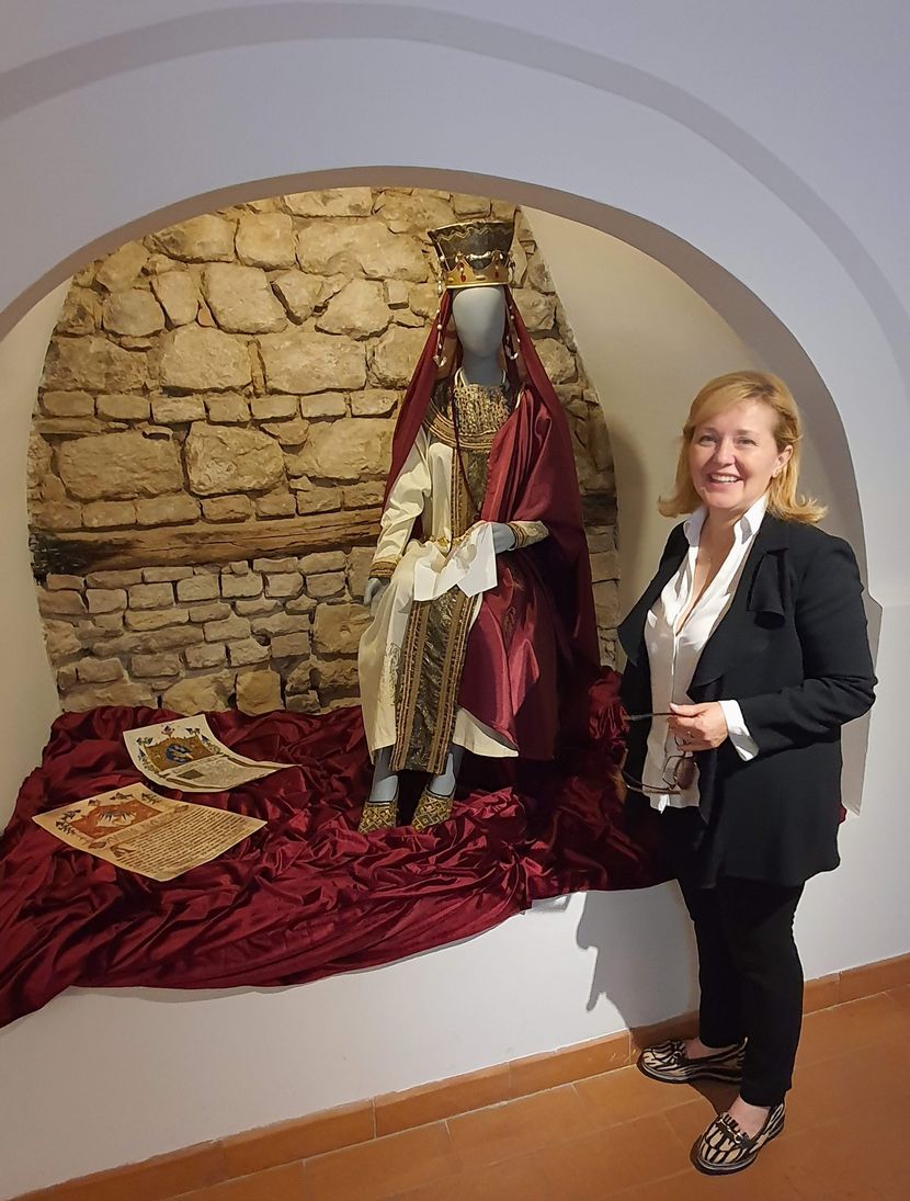 Izložba Zlatne niti ćirilice izgled srpske srednjovekovne vladarke - Ona.rs