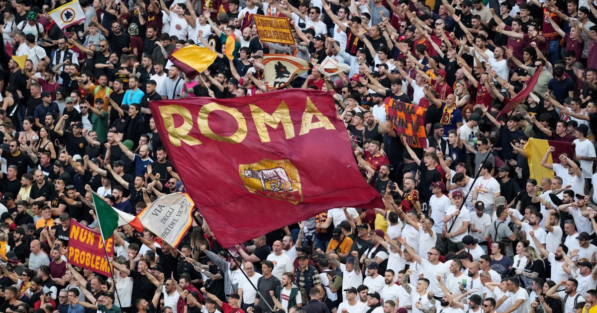 Navijači Rome ostali bez zastava u Pragu: Transparenti završili na ...