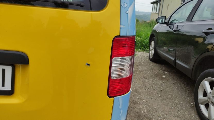 Prve slike sa mesta gde je bačena bomba na Zvezdari - Telegraf.rs