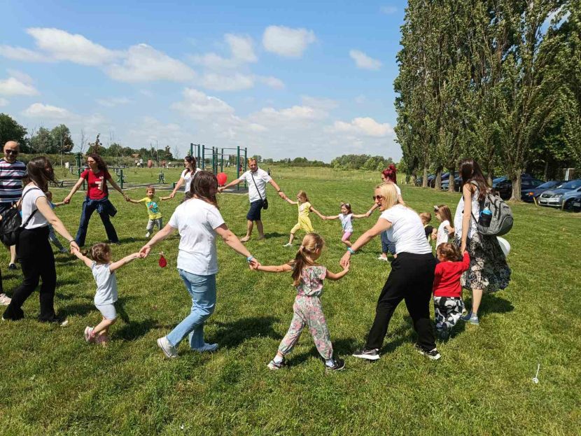 Radosna deca i roditelji u "Razigranom roditeljstvu" na terenima ...