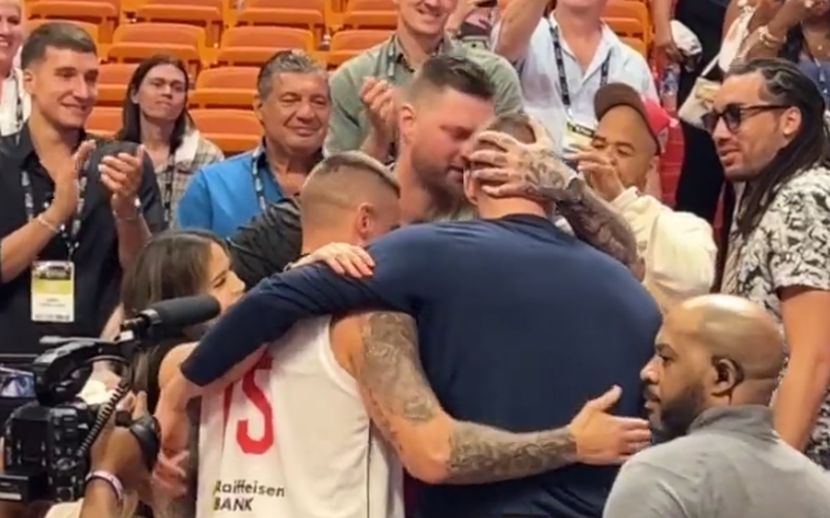 Jokić grli ženu i braću, Bogdanović iza aplaudira: Pogledajte emotivan ... Jokić grli ženu i braću, Bogdanović iza aplaudira: Pogledajte emotivan ...