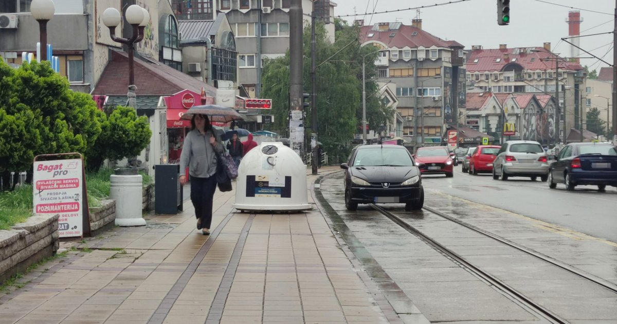 Vozač se parkirao na šine i otišao u pekaru - Telegraf.rs