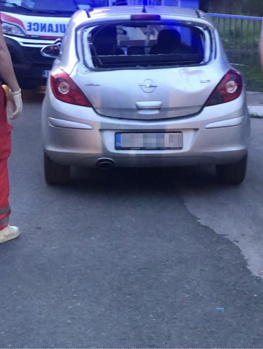 Snimak udesa u Beogradu: Drvo palo na automobil - Telegraf.rs