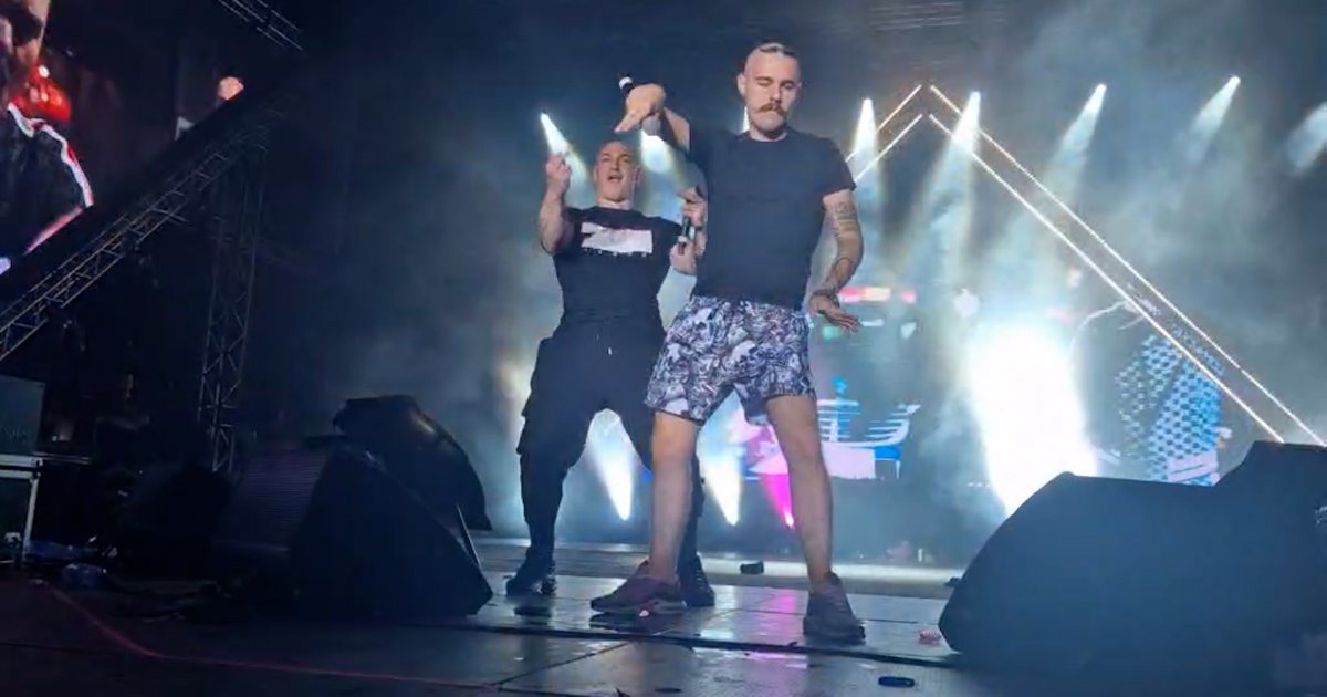 Reperi izašli na binu pa odigrali "prljavi ples" i izvadili testeru ...