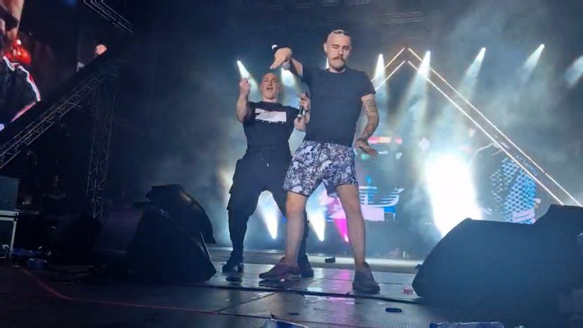 Desingerica udara devojku iz publike patikom u glavu - Telegraf.rs