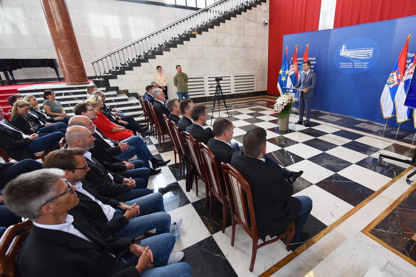 Miroviću uručeno najviše priznanje Crvenog krsta Srbije - Telegraf.rs Miroviću uručeno najviše priznanje Crvenog krsta Srbije - Telegraf.rs