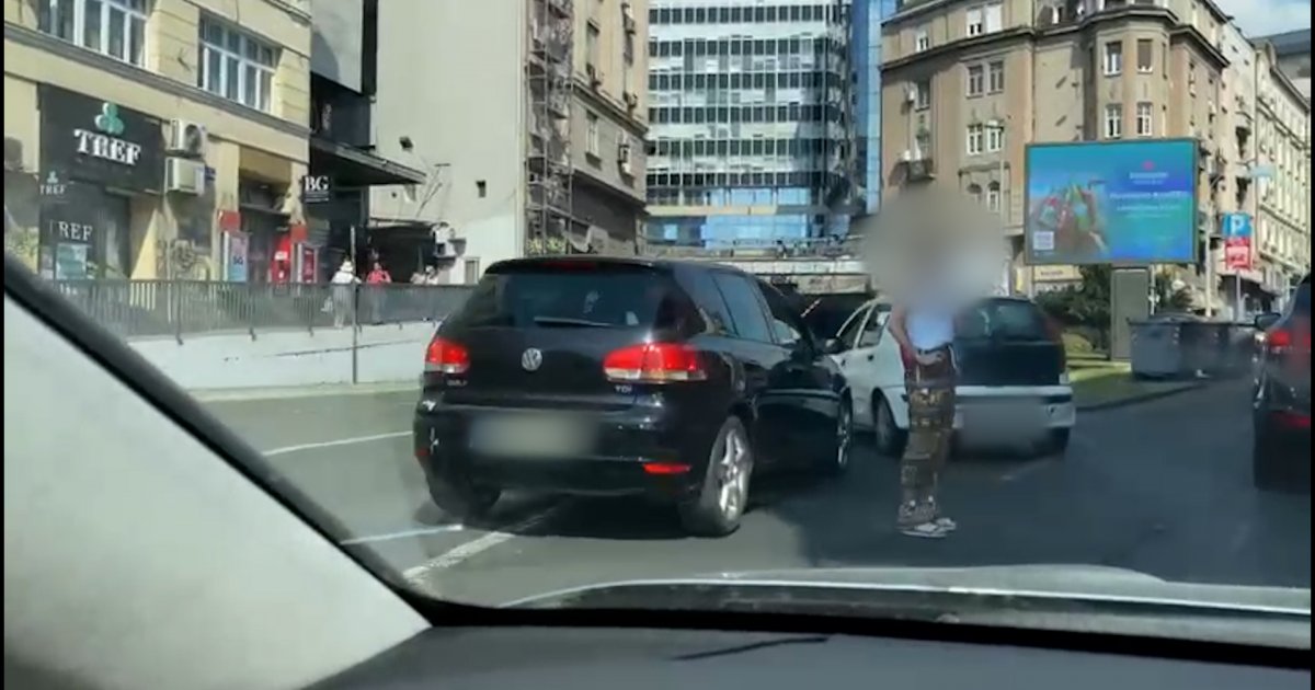 Sudar dva vozila u Prizrenskoj ulici u Beogradu - Telegraf.rs