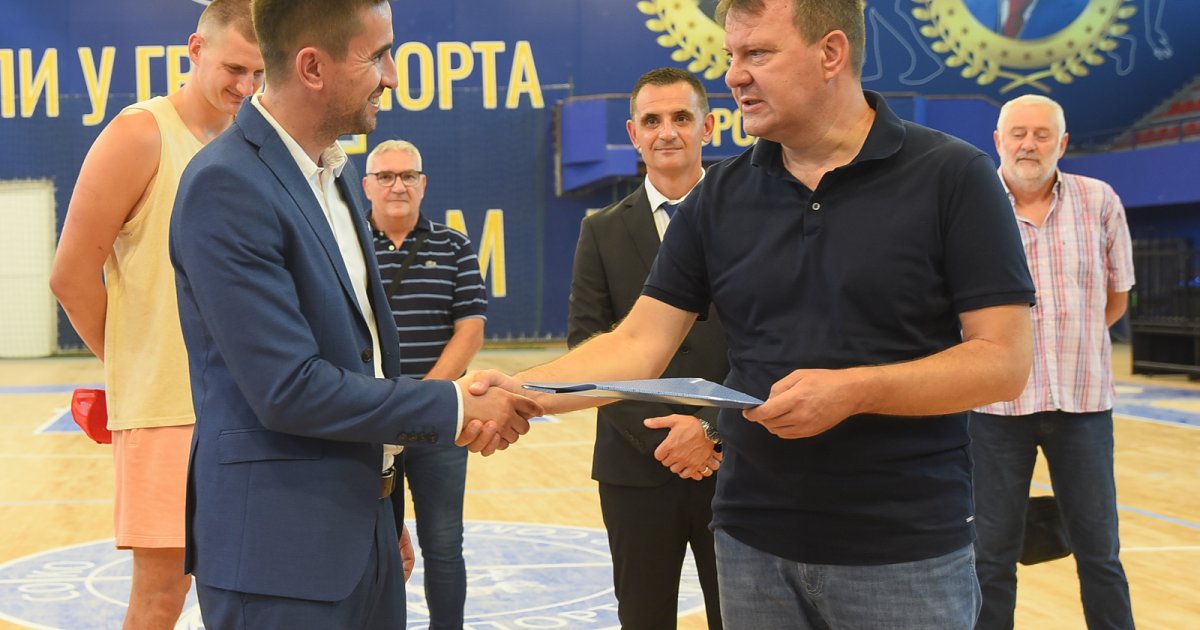 Obilazak radova na hali Mostonga u Somboru s Nikolom Jokićem - Telegraf.rs