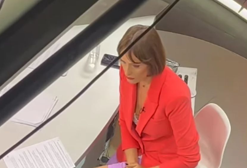 Snimljeno šta voditeljka Olivera Čolović nosi ispod stola - Telegraf.rs