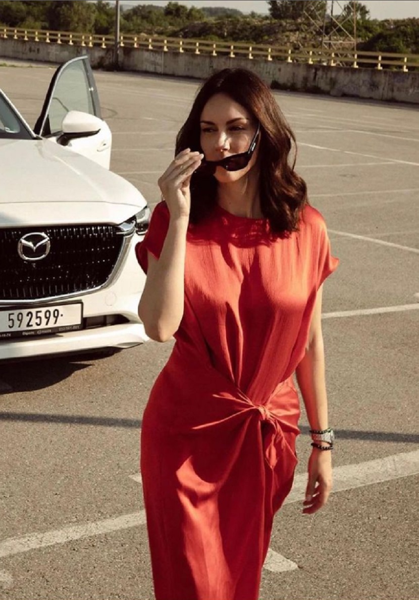 Sloboda Mićalović u letnjoj haljini ccrvene boje - Ona.rs