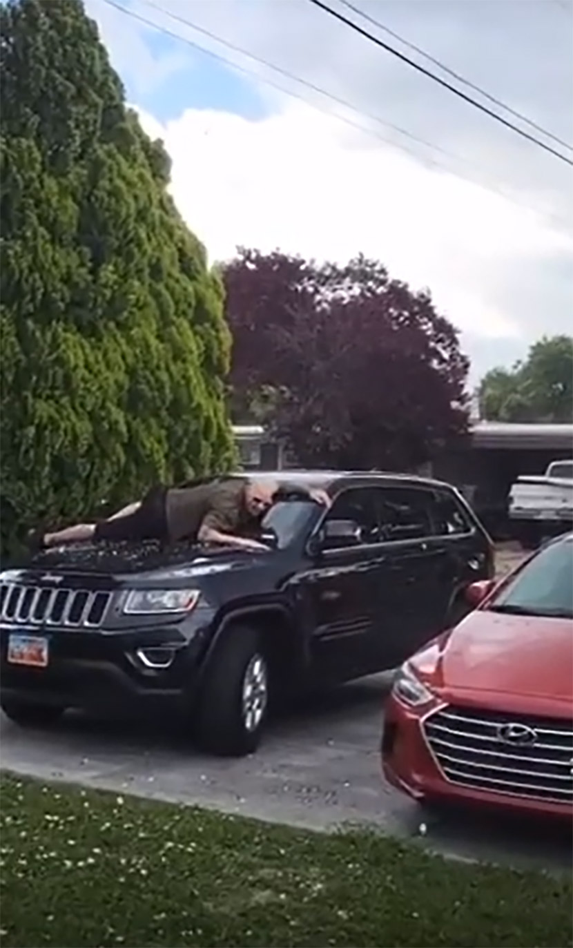 Kad ljubav zaboli: Pada grad veličine oraha, a on skočio da zaštiti ...