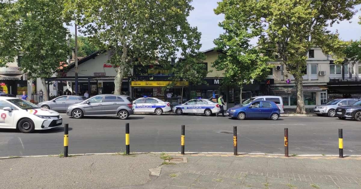 Čovek stoji na kružnom toku i glumi policajca: Raširio ruke, reguliše ...