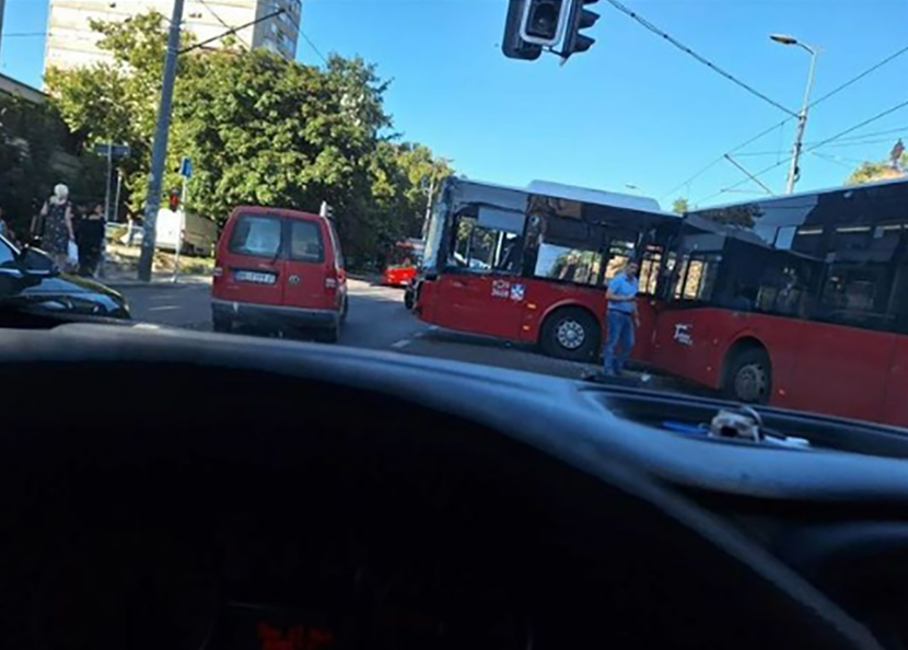 Teška nesreća u Ruzveltovoj: Direktan sudar dva autobusa, povređeno troje putnika - Telegraf.rs