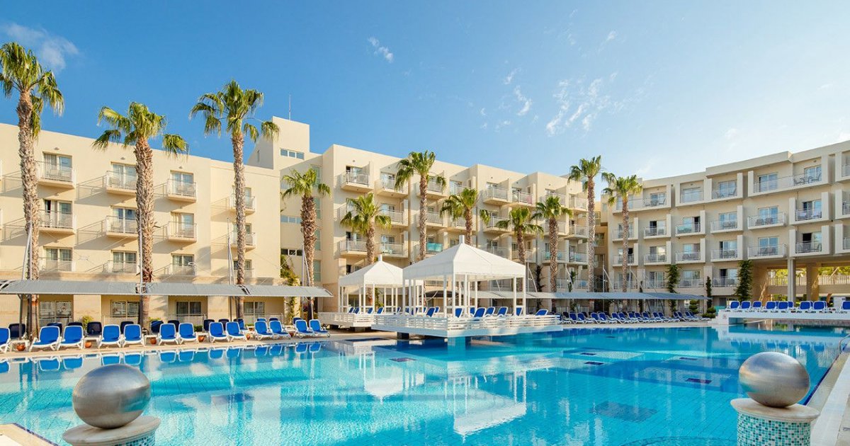 PRAVI IZBOR ZA LETO: Plavetnilo mora, raskošno zelenilo, mnogo sunčanih ...