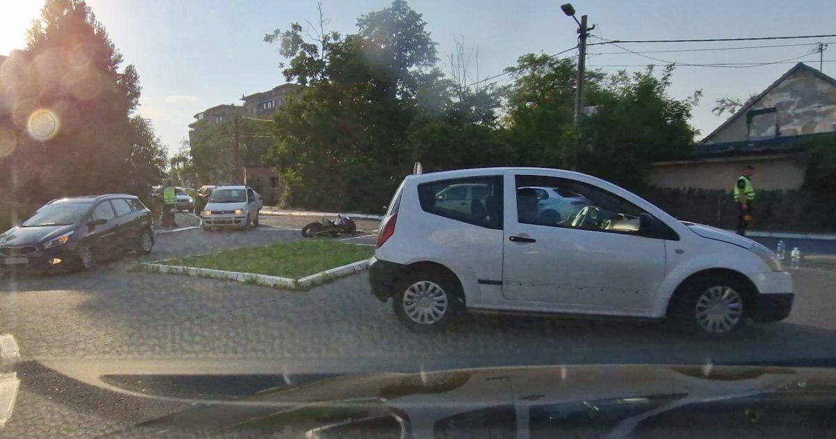 Motor prevrnut na putu opomena je za sve: Slike i snimak sa mesta jakog udesa u Beogradu ...