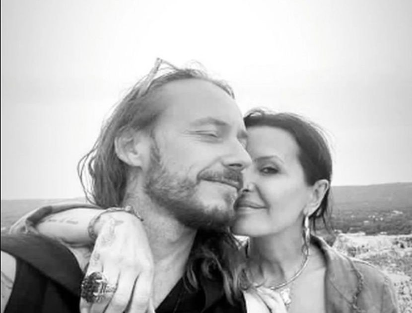 Elena Karić u zagrljaju zgodnog fotografa - Telegraf.rs