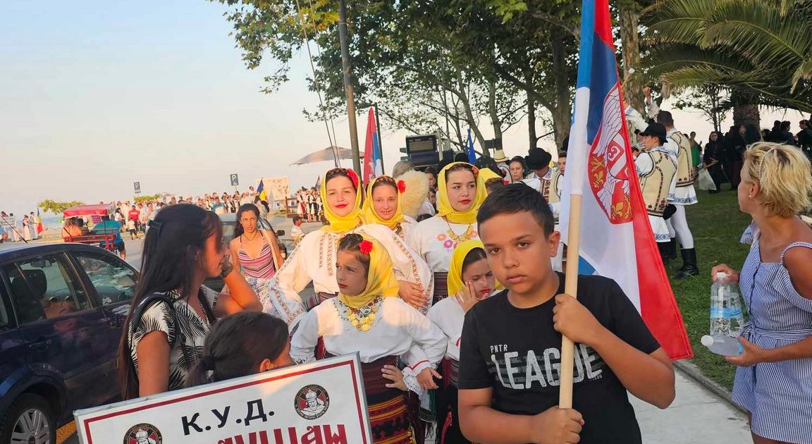 Deca zaigrala kolo na granici sa Makedonijom - Telegraf.rs