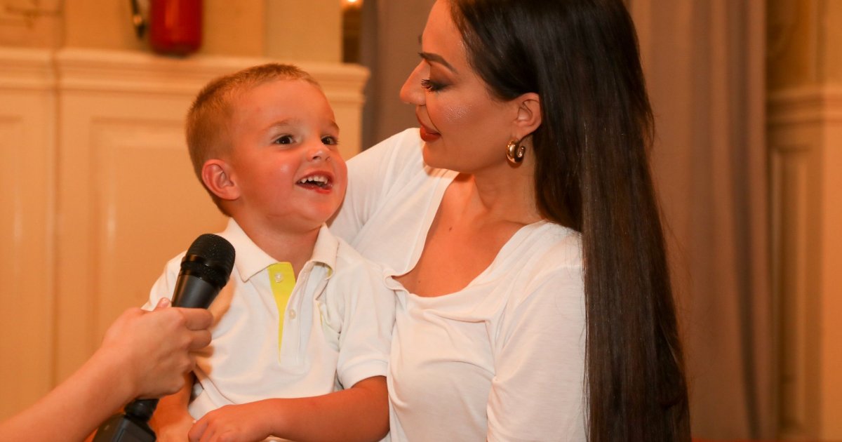 Ceca Ražnatović peva sa unukom Željkom čuveni hit "Beograd" - Telegraf.rs