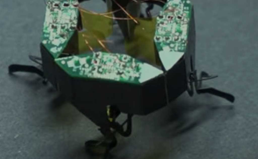 Sićušni robot promenljivog oblika može da se uvuče u tesna mesta ...