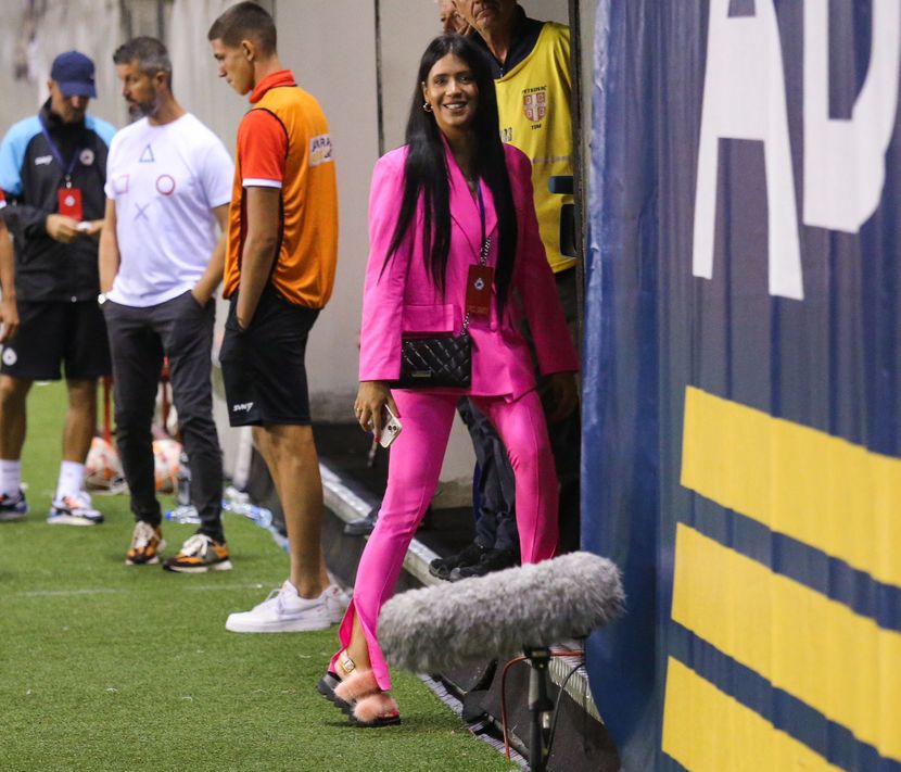 Evo ko je lepa crnka pored terena na meču IMT - Partizan - Telegraf.rs