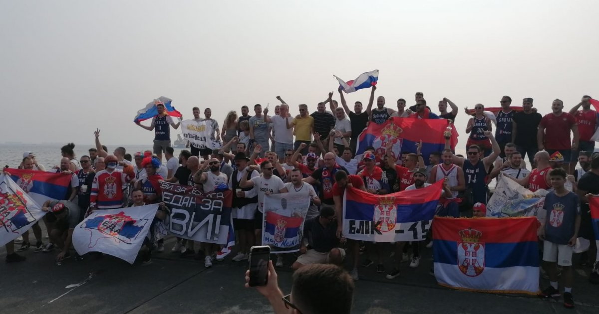 "Kosovo je srce Srbije" : Navijači napravili feštu pred polufinale ...