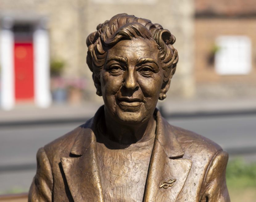 Otkrivena statua koja je posvećena Agati Kristi - Telegraf.rs