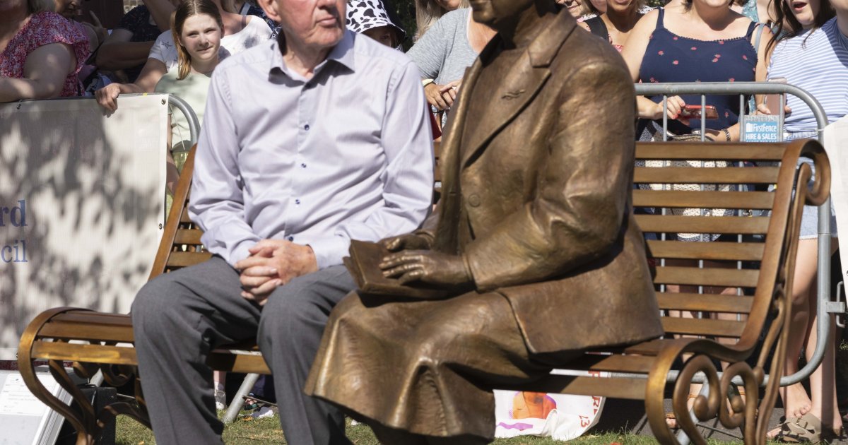 Otkrivena statua koja je posvećena Agati Kristi - Telegraf.rs