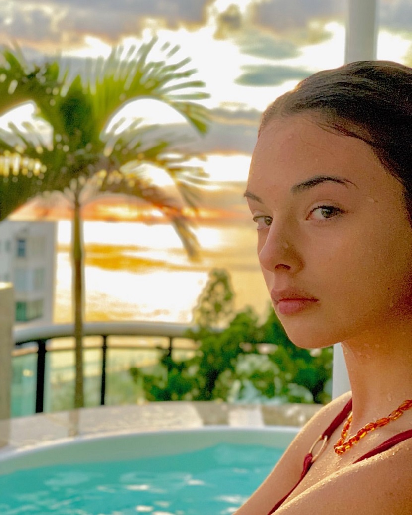 Deva Kasel pozirala bez trunke šminke pored bazena - Telegraf.rs