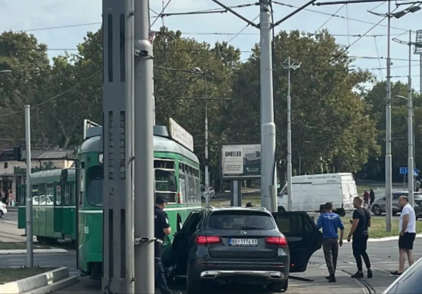 Automobilom se zakucao u tramvaj - Telegraf.rs